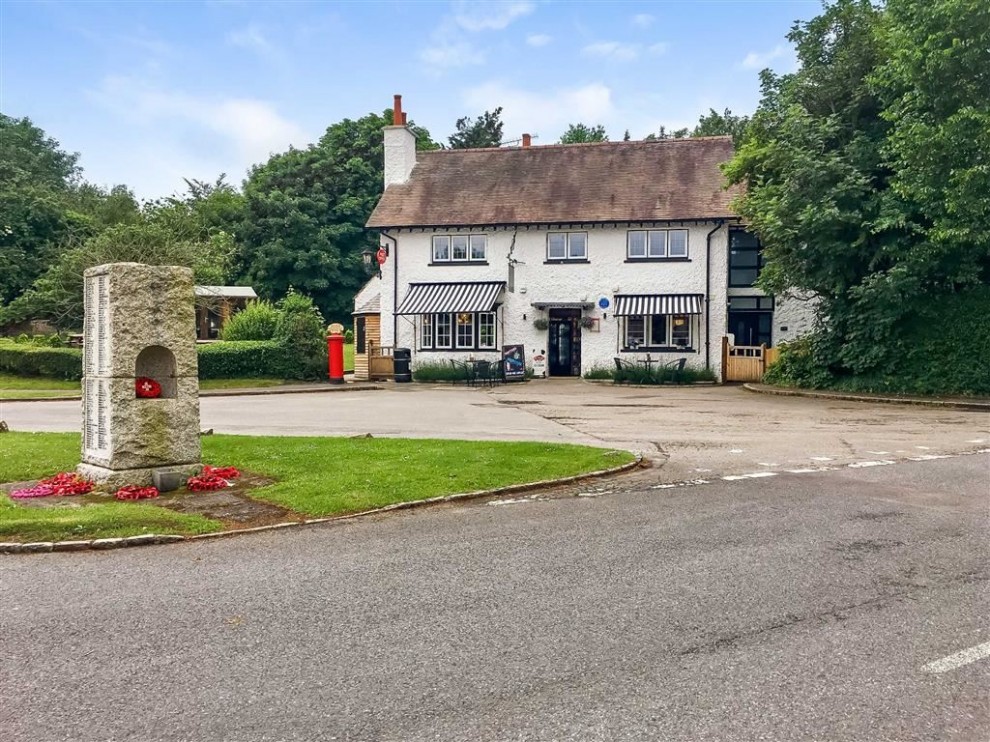 2 bedroom Apartment - Conversion for sale in Webb Estate, Purley